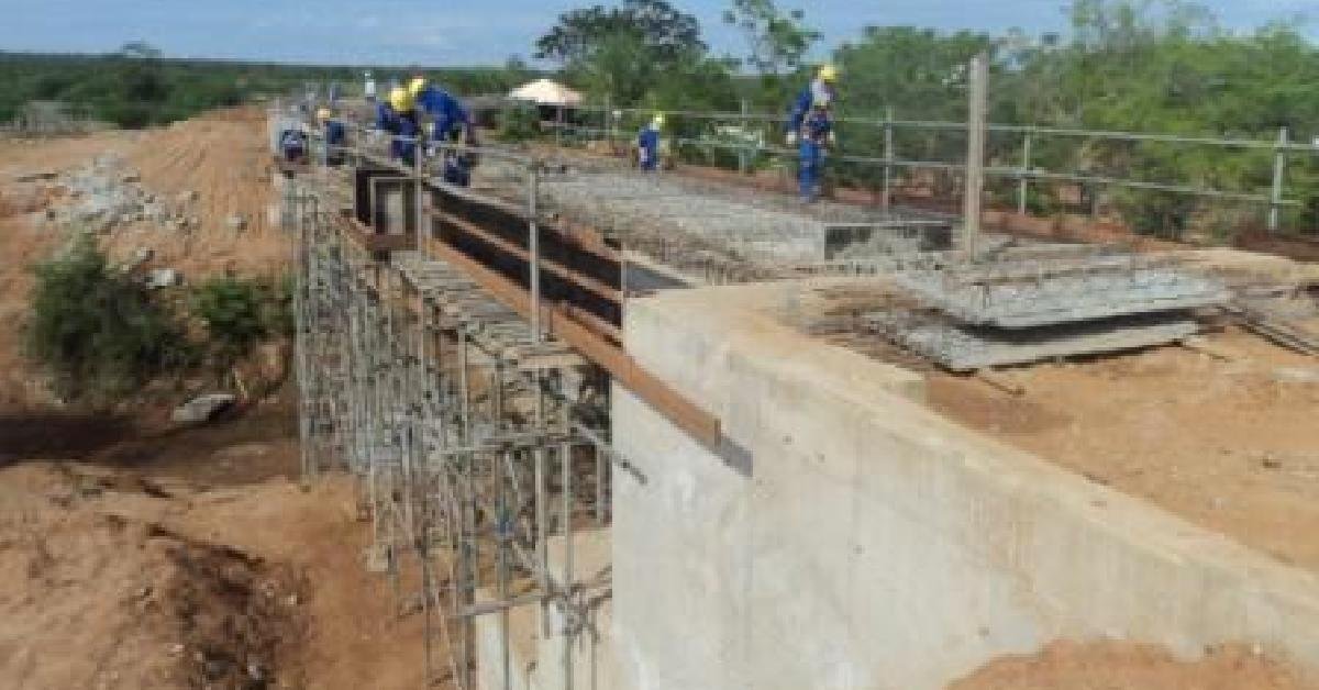 BAMIN PARALISA OBRAS DA FIOL 1F E DEMITE 300 TRABALHADORES - O Tabuleiro